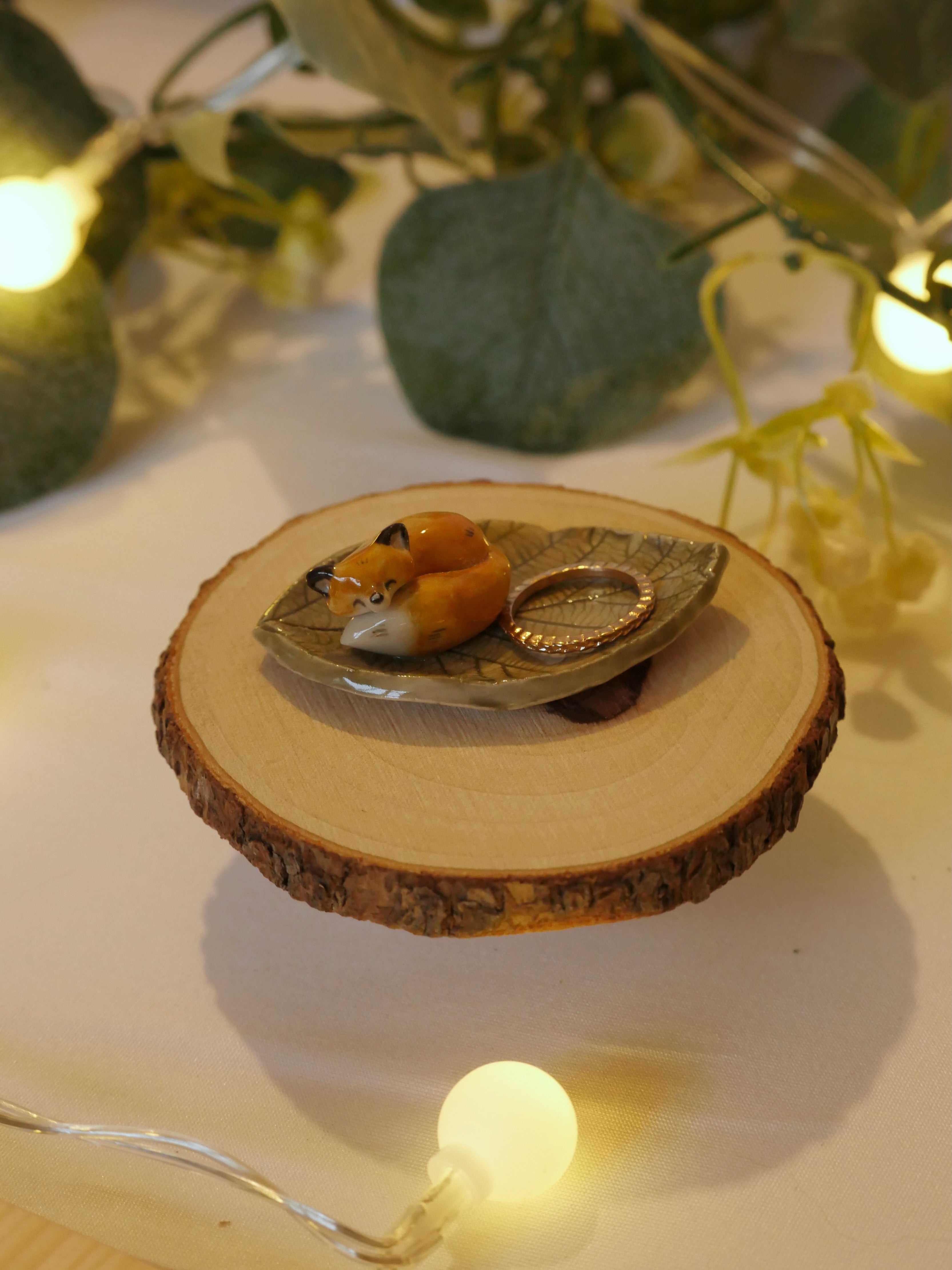 Tiny Leaf Ring Dish Sleepy fox (6cm length 4cm width) – sophsdraws